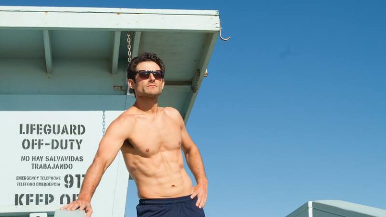 Incredible Heroism: This Lifeguard Dove Into The Ocean To Save A ...